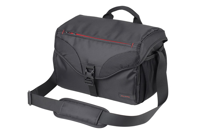 小物ポケットが充実したベーシックデザインのカメラバッグ「GW-PRO RED アクティブショルダー」 | CAPA CAMERA WEB