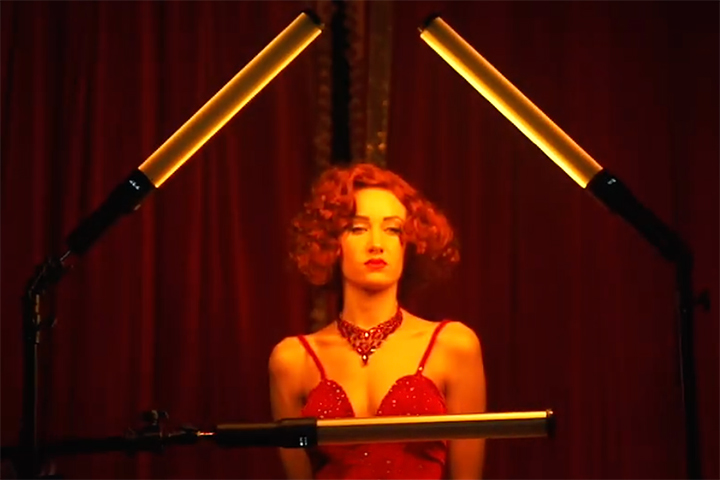 まるでライトセーバー！ スティック型ライトでダンサーを魅惑的に撮影【Inter BEE 2020】 | CAPA CAMERA WEB