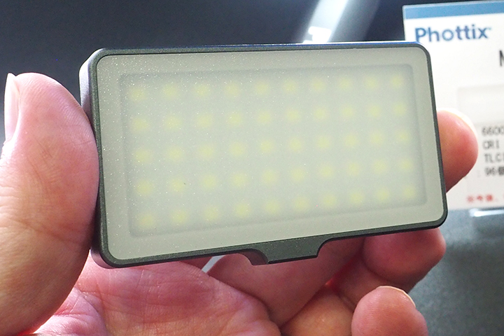 超小型のカードサイズも！ コンパクトで強力なPhottixのLEDライト【PHOTONEXT 2021】 | CAPA CAMERA WEB