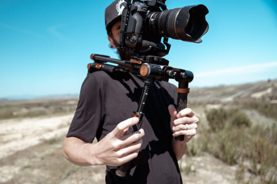 撮影シーンに応じて形が変わる多機能カメラリグ「PolarPro Pivot ショルダーリグ」 | CAPA CAMERA WEB