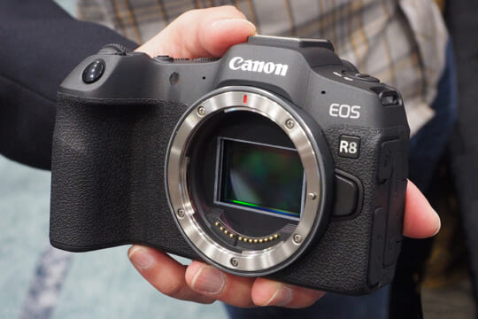 キヤノンの最軽量フルサイズミラーレス「EOS R8」とAPS-Cミラーレス「EOS R50」を触ってきた | CAPA CAMERA WEB