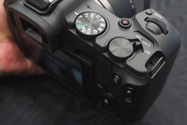 キヤノンの最軽量フルサイズミラーレス「EOS R8」とAPS-Cミラーレス「EOS R50」を触ってきた | CAPA CAMERA WEB