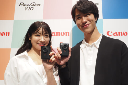 キヤノン「PowerShot V10」を触ってきた！ 片手で操作できる手のひらサイズのVlogカメラ | CAPA CAMERA WEB