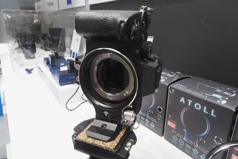 カメラの向きを簡単に変えられる回転リング「ATOLL」ハンズオン【PHOTONEXT2023レポート】 | CAPA CAMERA WEB