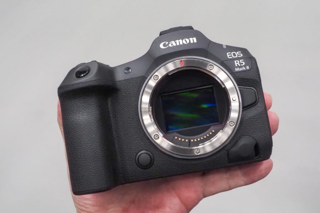 「EOS R1」の操作性を踏襲した高画素フルサイズミラーレス「EOS R5 Mark II」ハンズオンレポート | CAPA CAMERA WEB