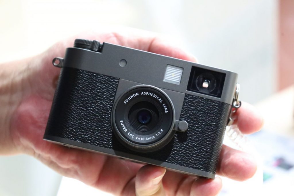 実機をチェック！ “フィルムカメラらしさ”を極めた新感覚コンデジ「FUJIFILM X half」登場 | CAPA CAMERA WEB