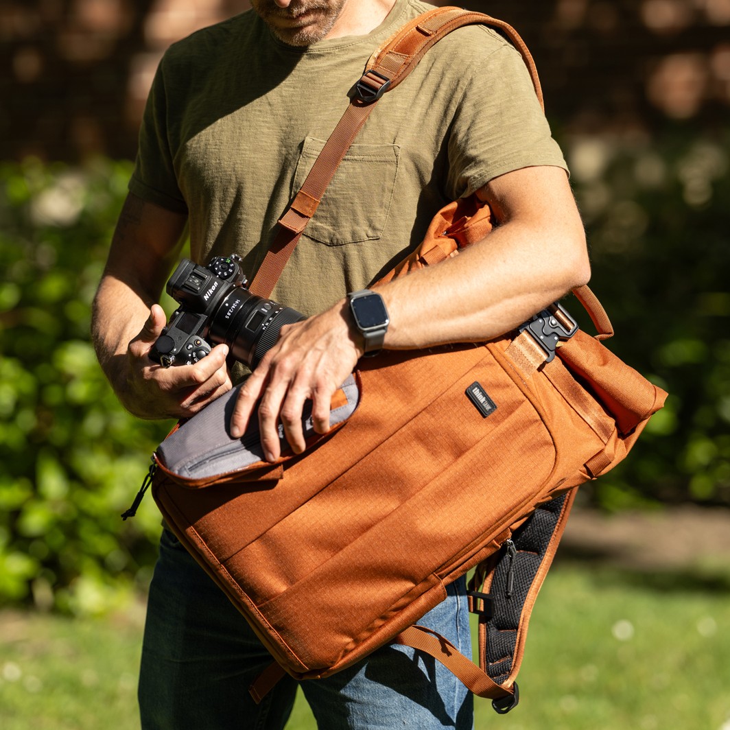 日常使いもOK！ ロールトップ型バックパック「シンクタンクフォト フォーカスポイント」 至れり尽くせりの仕様はお値段以上 | CAPA ...