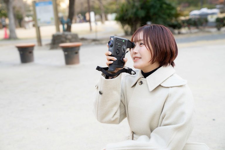 撮って撮られて初体験！ 8mmカメラ型“チェキ”「instax mini Evo Cinema」を後藤佑紀さんが使ってみた | CAPA ...