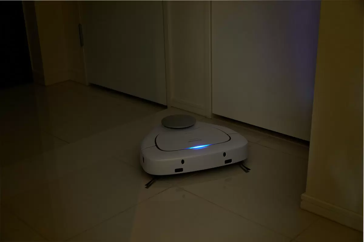 ロボット掃除機 ルーロの「九変化」が楽しい! 家電のプロ3人×3 ロボット掃除機 ルーロの「九変化」が楽しい! 家電のプロ3人×3